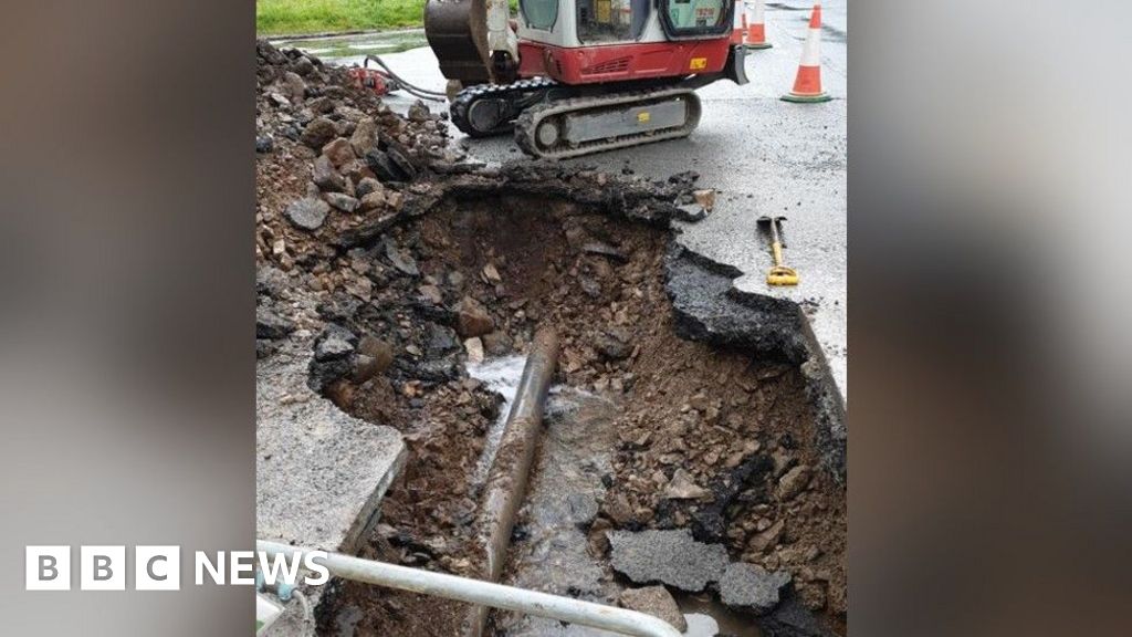 Part of A683 in Kirkby Lonsdale closed after road collapses - BBC News