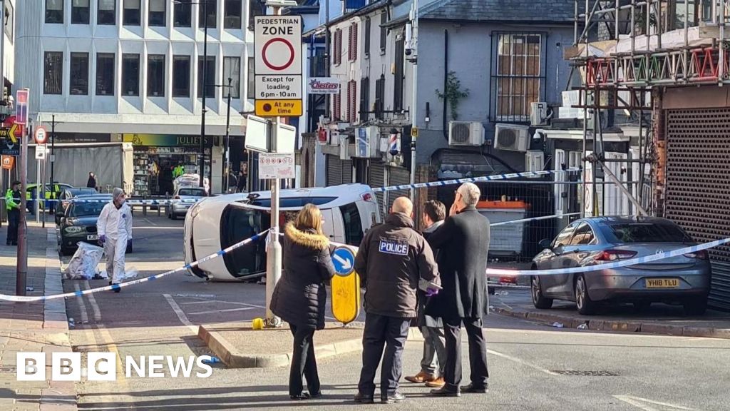 Barking man accused of driving at Luton crowd has 'skipped bail'