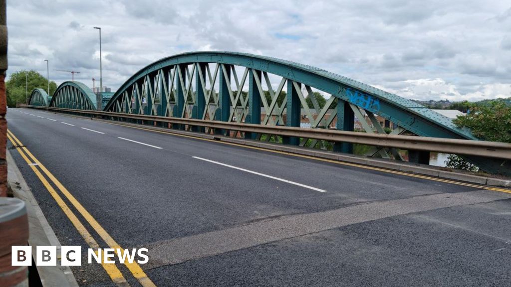 West Bridgford's Lady Bay Bridge reopens after resurfacing works - BBC News
