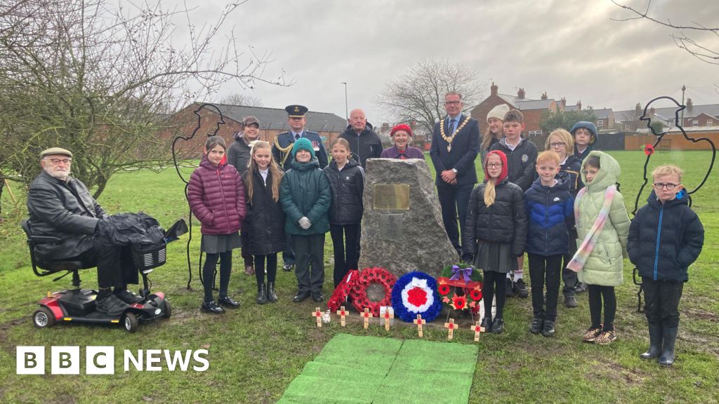 Northallerton: Memorial unveiled to WW2 bomber crash victims