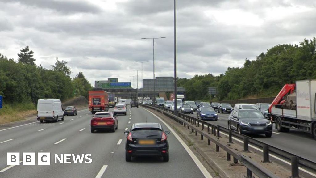 M25: Lanes closed between Dartford and Stone after van fire - BBC News