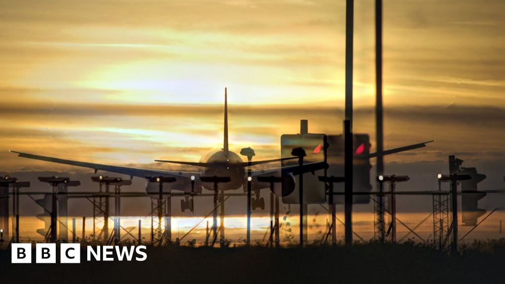 Heathrow cost of third runway cut by £2.5bn - BBC News