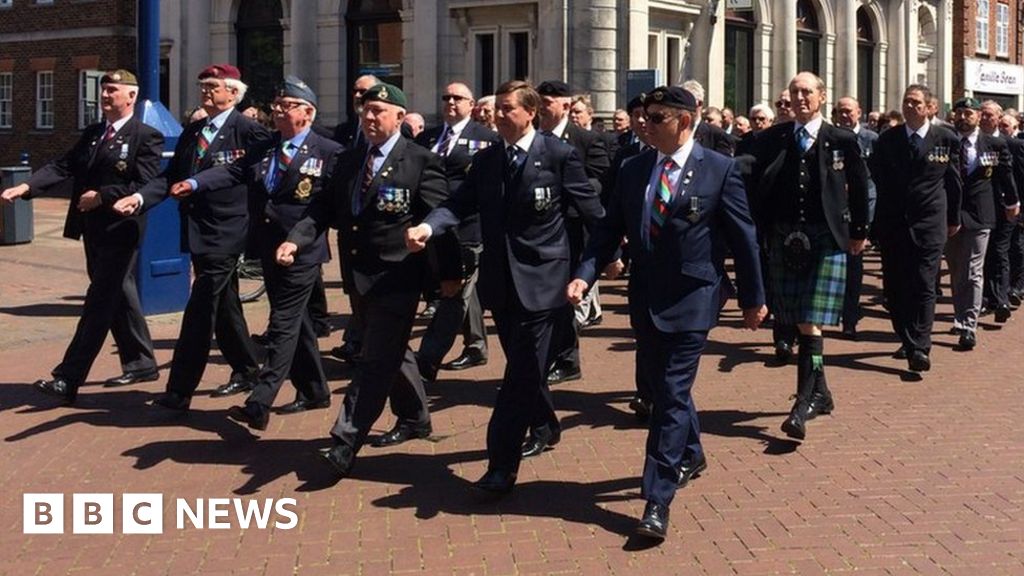 Falklands veterans mark 35th anniversary in Gosport - BBC News
