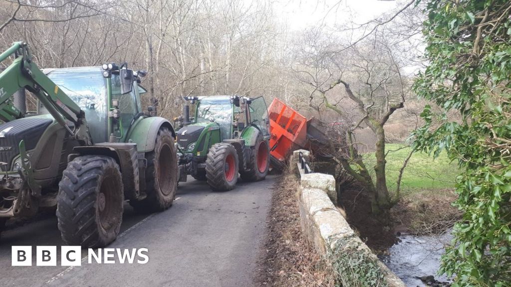 Bishop's Castle manure spill needs six-hour clean-up - BBC News