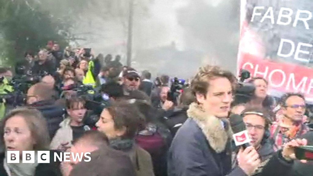 France election: Factory workers boo Macron in Amiens - BBC News