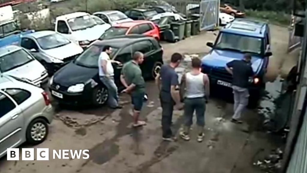 Crash for cash: Five more guilty over insurance scam - BBC News