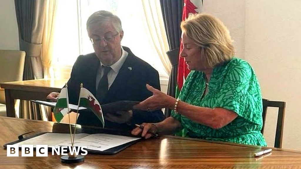 Wales and Cornwall sign agreement aimed at strengthening ties - BBC News