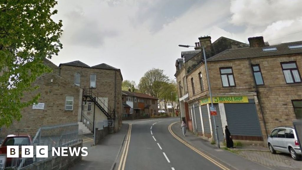 Batley murder inquiry: Man killed in baseball bat attack - BBC News