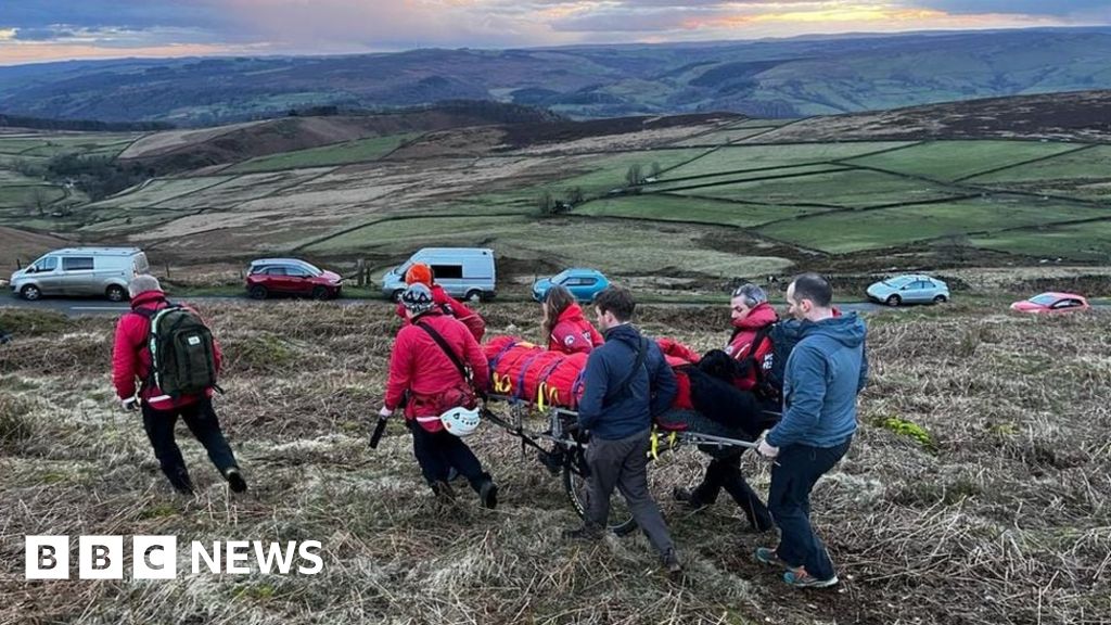 Peak District: Paraglider crash lands at Derbyshire beauty spot - BBC News