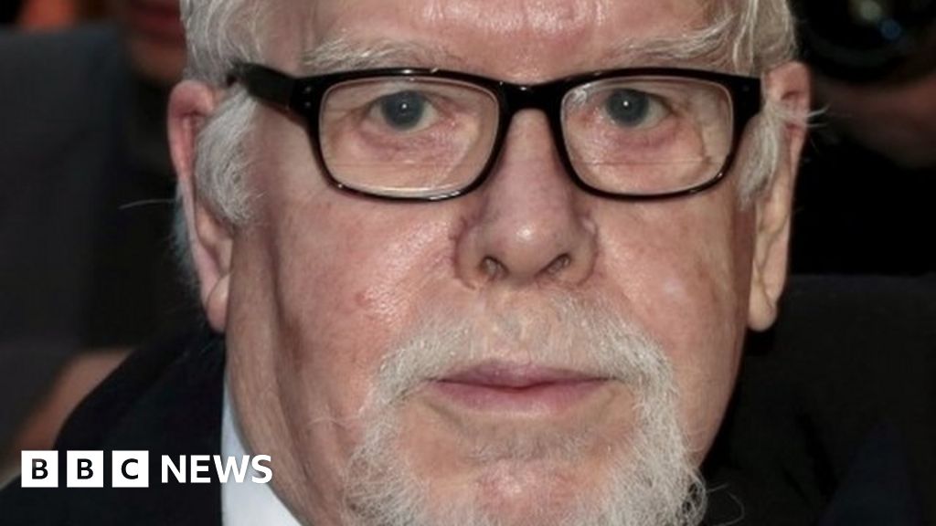 Pop artist Sir Peter Blake on how he paints a portrait - BBC News