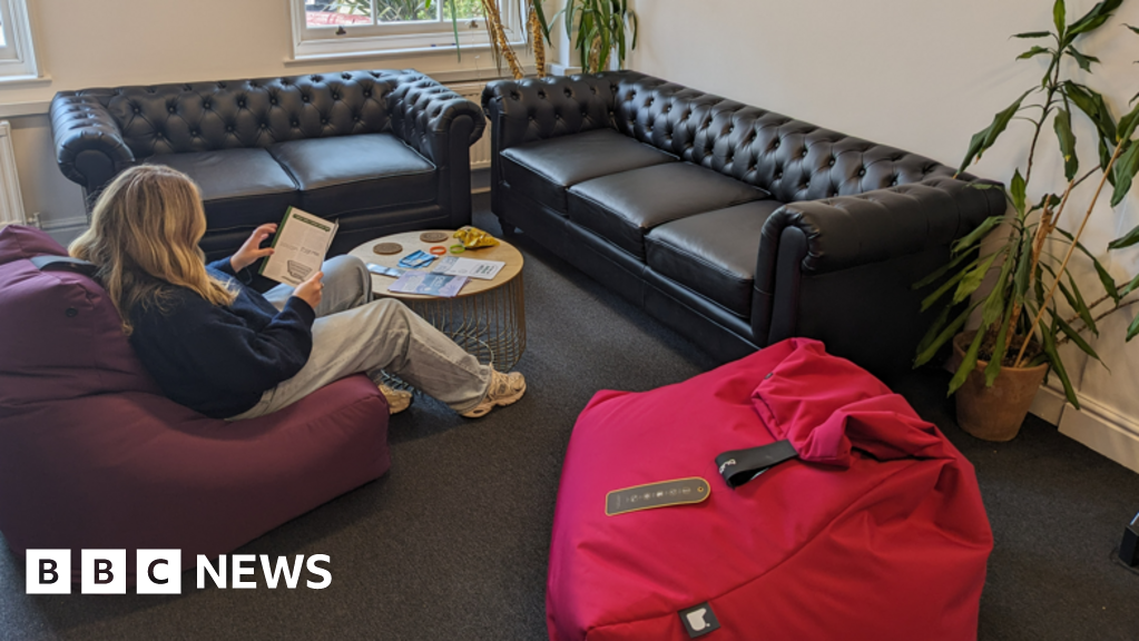 Homeless: UK's first shelter for young people to open in Bristol - BBC News