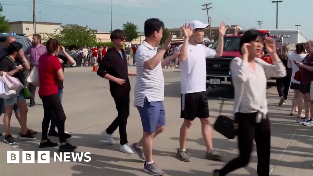 Witness describes the moment he saw the Texas mall gunman - BBC News