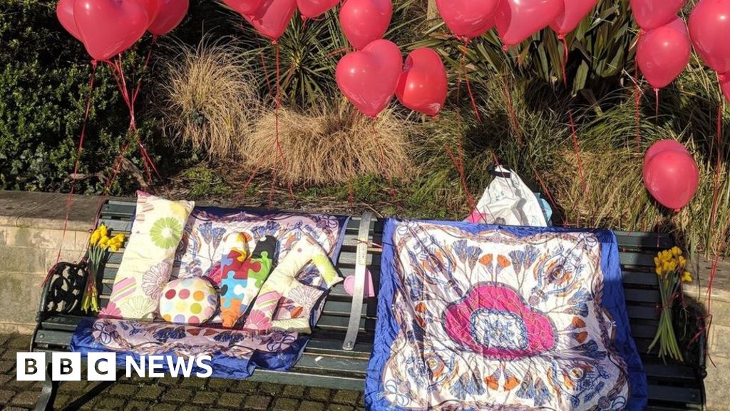 Community cover up Bournemouth's 'anti-homeless' benches - BBC News