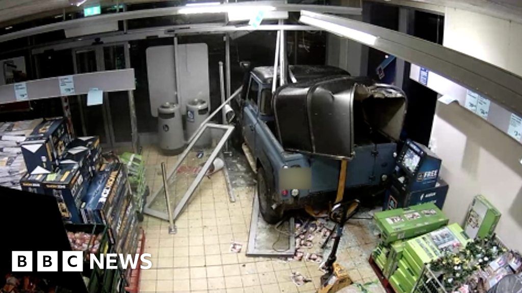 CCTV captures Gamlingay shop ram-raid - BBC News
