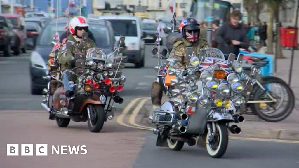 Brighton Mods take to scooters for Easter egg giveaway - BBC News