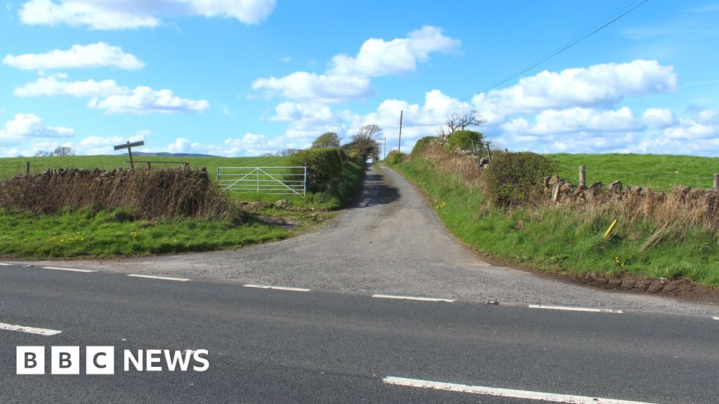 A75 Shawhead crash: Man dies in hospital after accident - BBC News