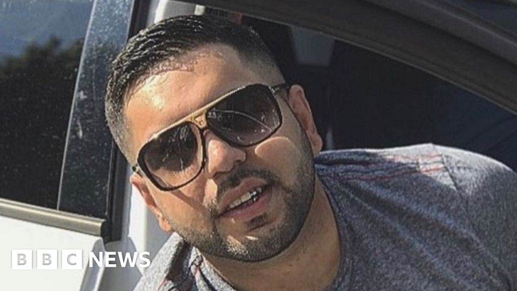 Mohammed Kasim: Tributes paid to father who died after shooting - BBC News