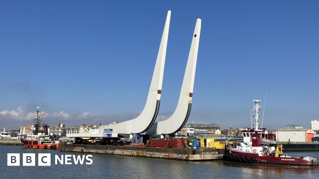 Span of Lowestoft's £145m Gull Wing Bridge arrives - BBC News