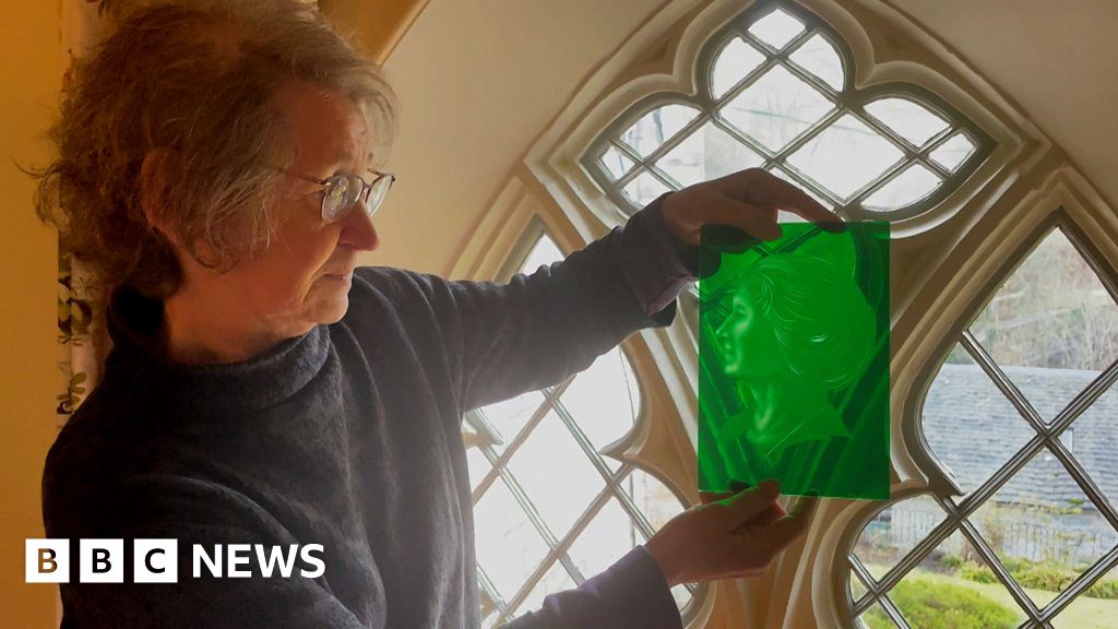 How to create stunning portraits on glass - BBC News