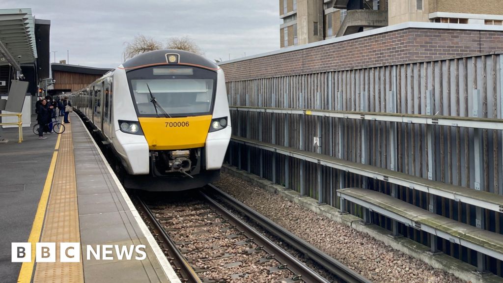 Thameslink trains disrupted due to a shortage of train crew - BBC News