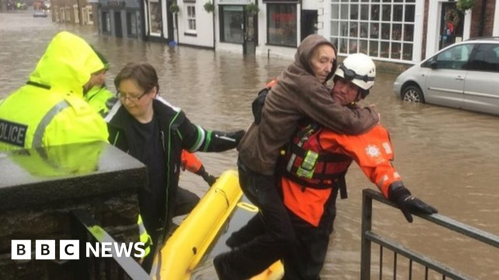 Severe weather warnings issued in northern England - BBC News