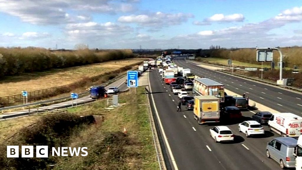 M4: Woman dies as crash shuts motorway near Theale exit - BBC News