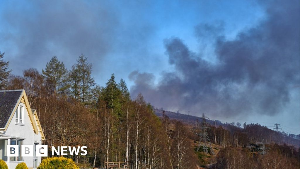 Firefighters tackle large wildfire near Strathpeffer - BBC News