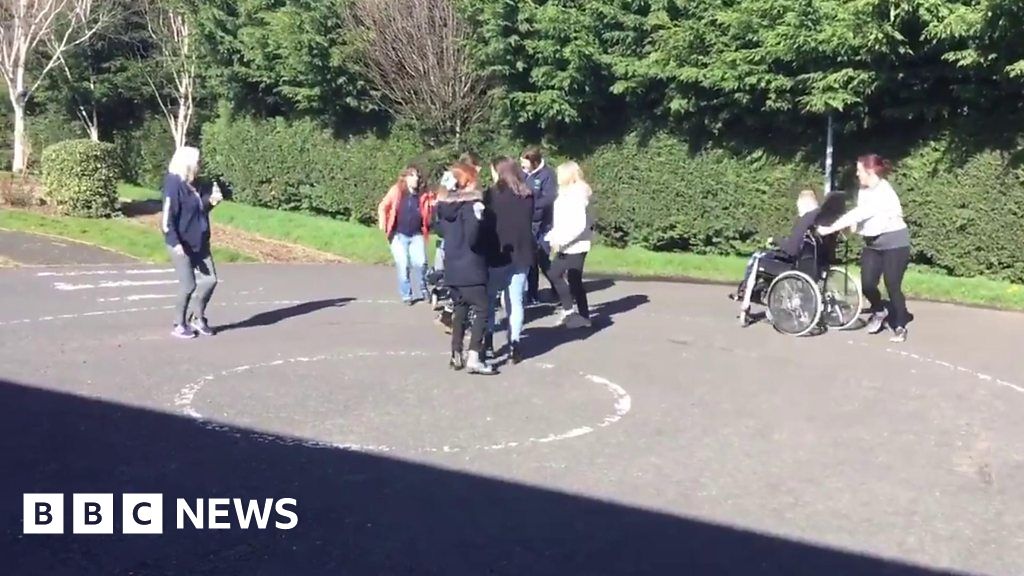 Final-day pupils start 'impromptu' playground disco - BBC News