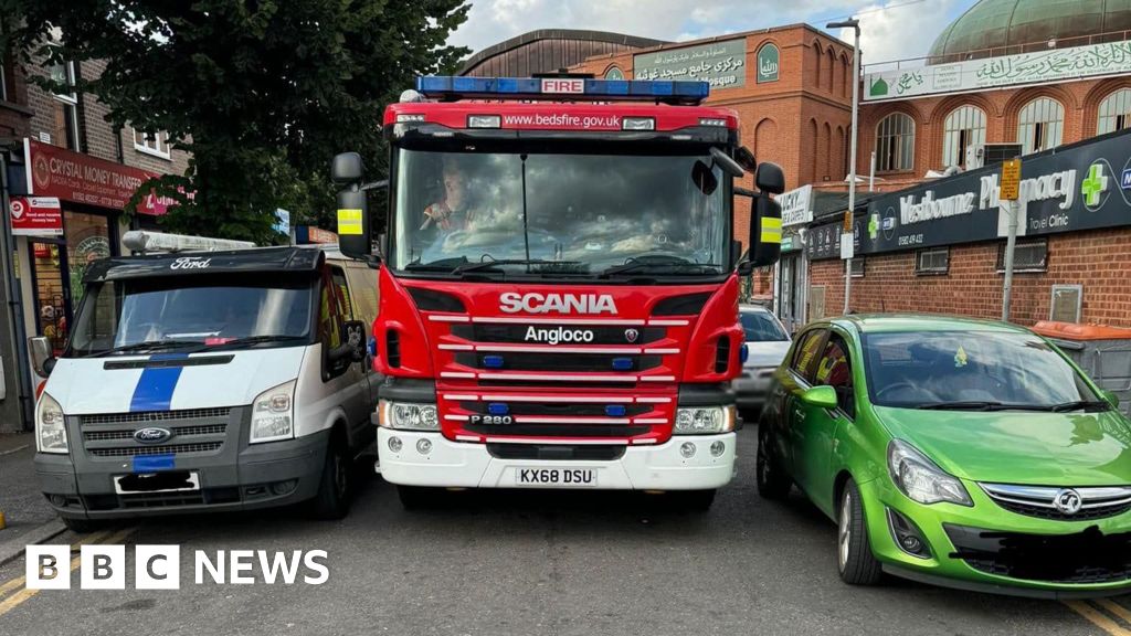 Luton fire engine slowed by vehicles on double yellows - BBC News