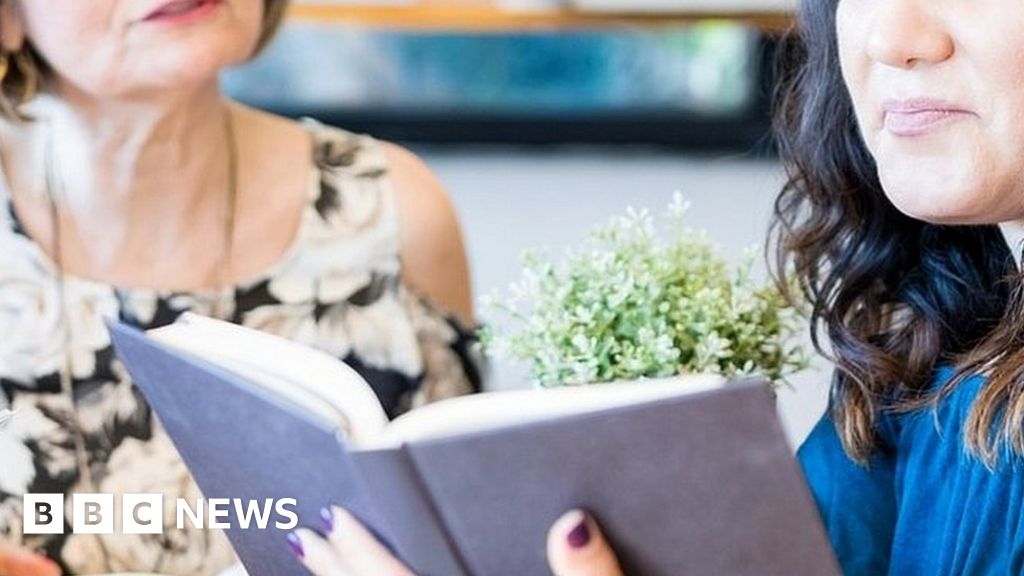 Crossing Divides: Why I read aloud to strangers - BBC News