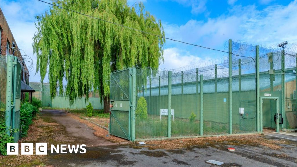 In pictures: Campsfield Immigration centre captured - BBC News