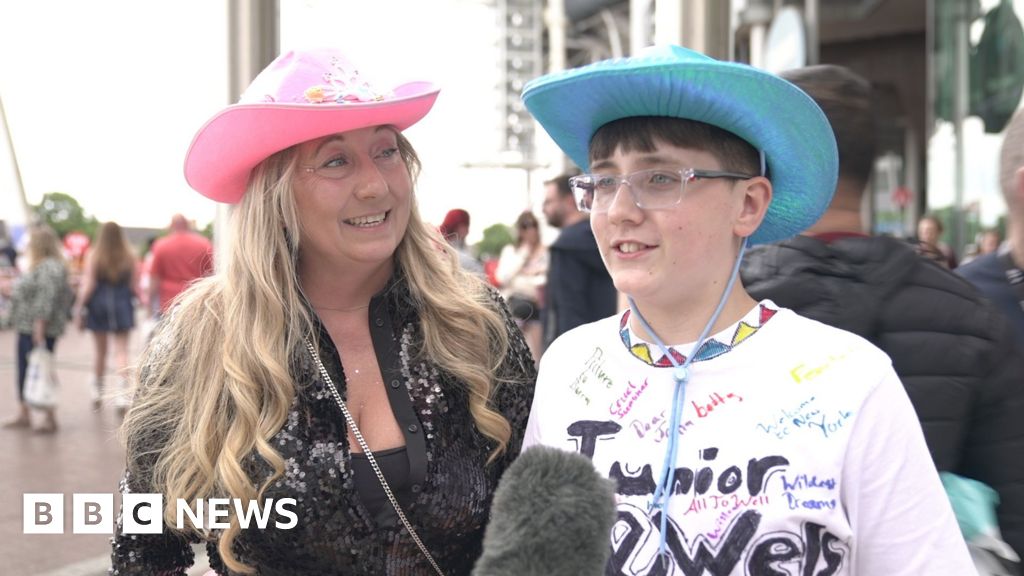 Taylor Swift: Cardiff sees 70,000 fans arrive for Eras Tour - BBC News