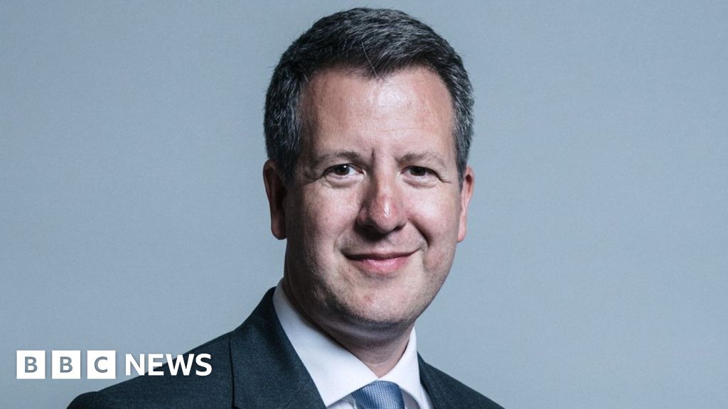 Nottingham MP Chris Leslie loses no confidence vote - BBC News