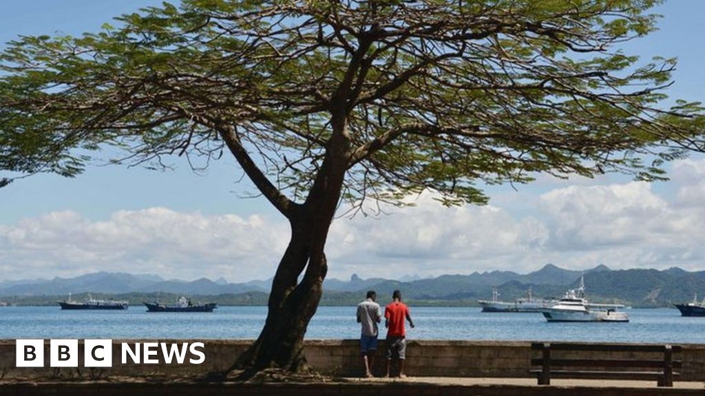 Cyclone Winston: Fiji braces for megastorm - BBC News