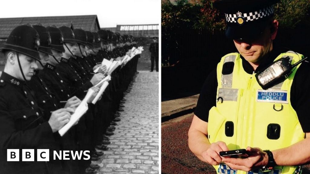 Two police forces ditch pocket books for mobile app - BBC News