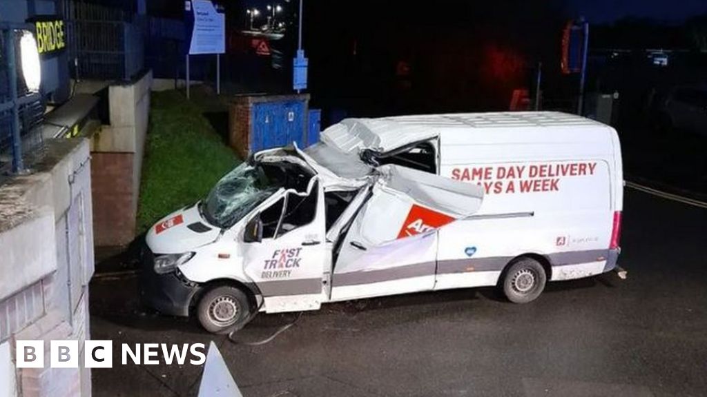 Argos delivery van hits Berkswell railway bridge - BBC News