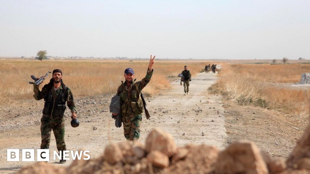 Syria conflict: 'Thousands flee Aleppo offensive' - BBC News