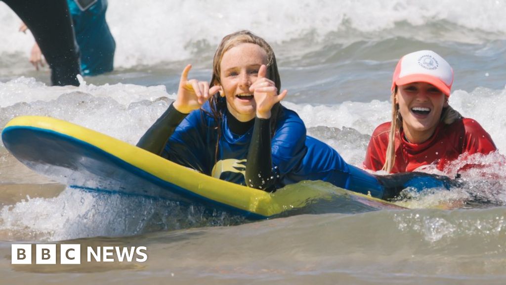 The Wave Project begins surf-therapy pilot for anxious children - BBC News