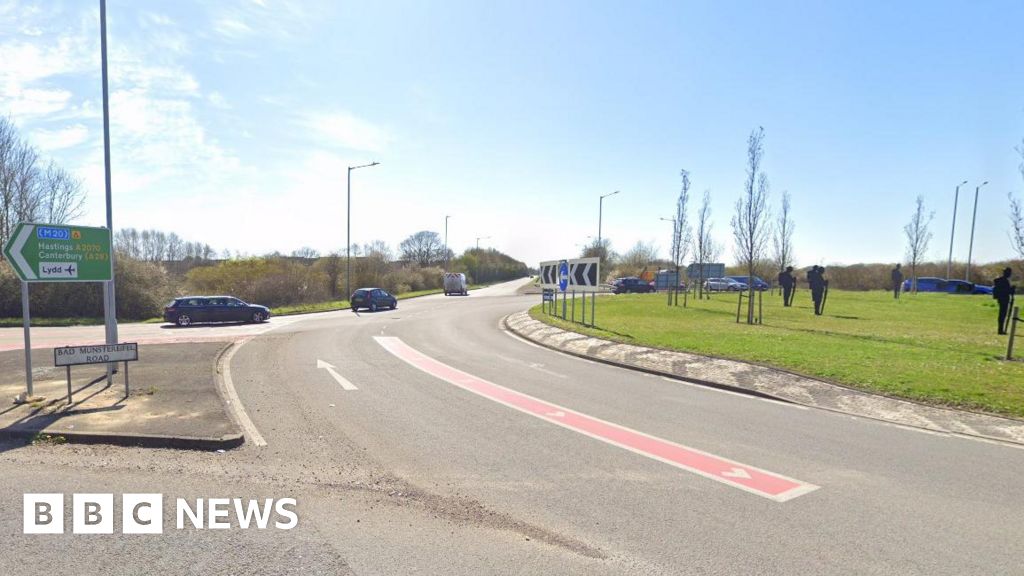 Ashford: Man dies after car crashes into roundabout - BBC News