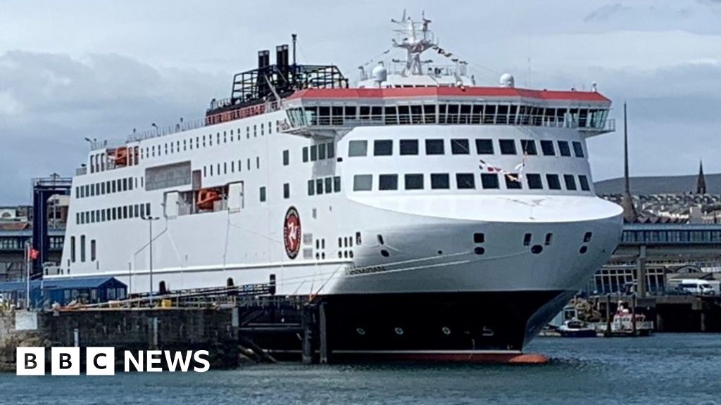 Temporary wind restrictions halt Manxman sailings - BBC News