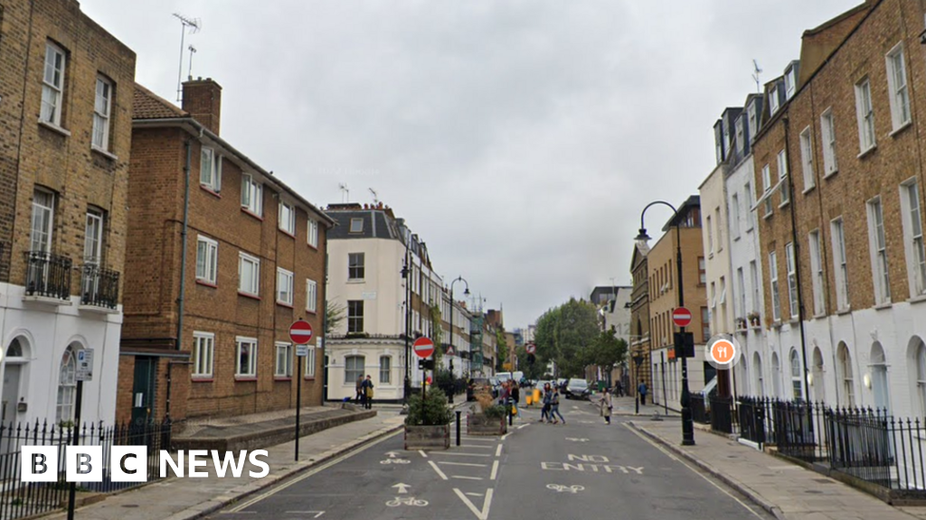 Camden: Heroin warning after man dies and two taken to hospital - BBC News