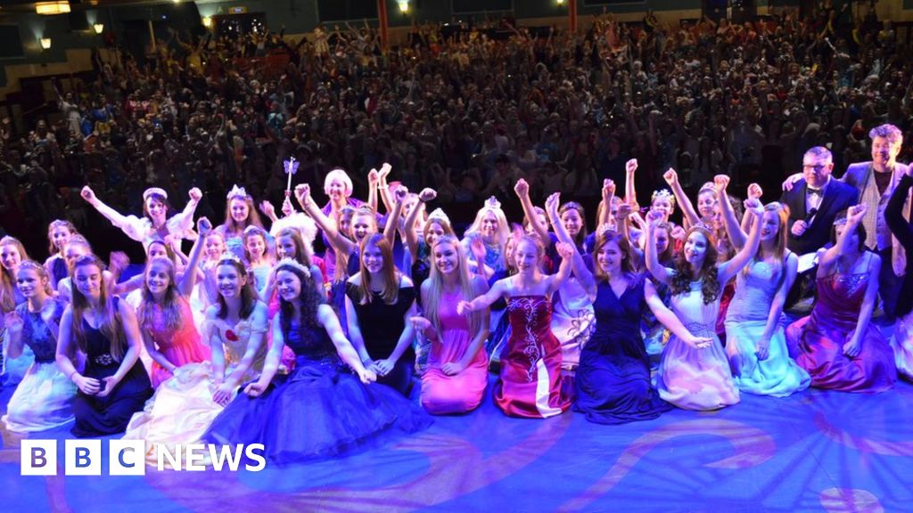 Southampton theatre holds princesses record attempt - BBC News