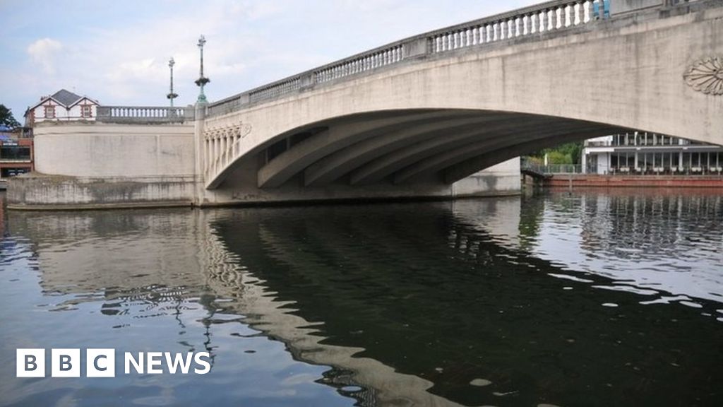 River Thames search continues for man at Caversham Bridge - BBC News