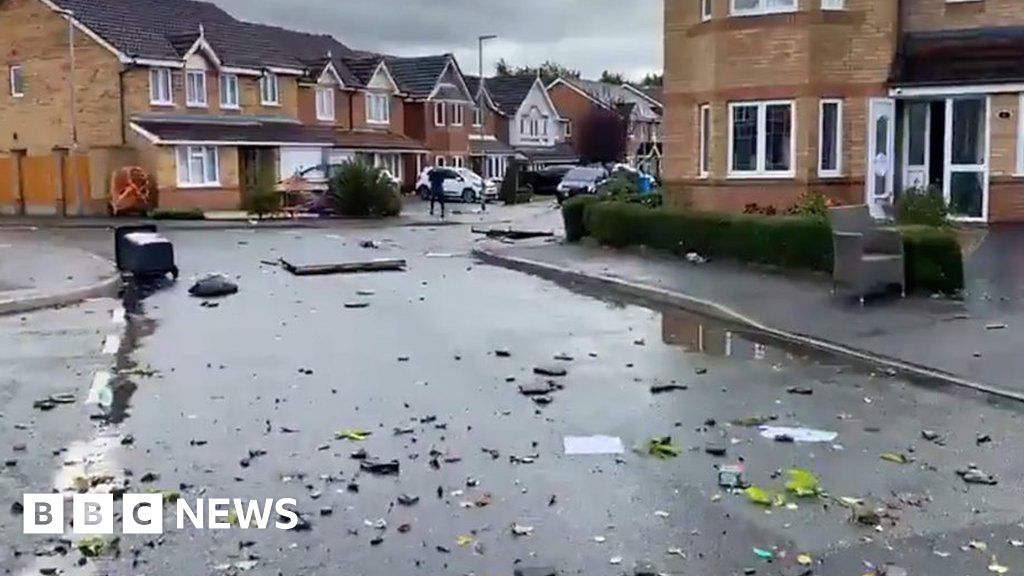 Widnes mini tornado: Strong winds damage houses and vehicles - BBC News