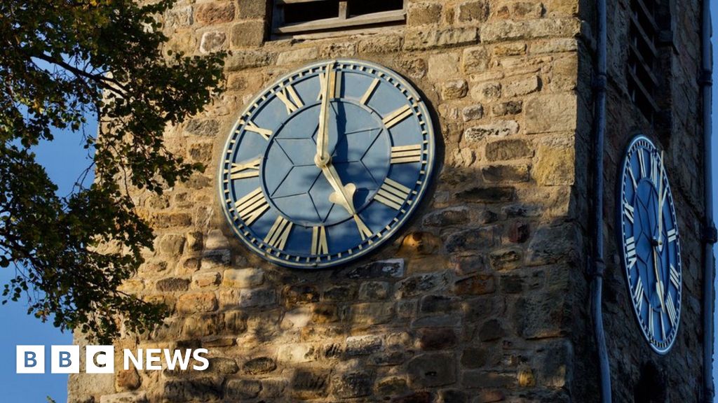 Corbridge church clock goes automatic after 125 years - BBC News