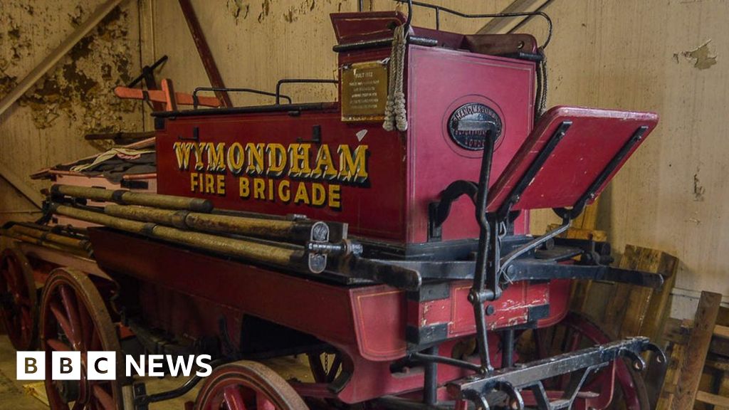 Home sought for old fire engines in Norfolk - BBC News