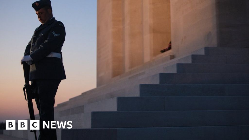Vimy Ridge: Canadian armed forces mark centenary - BBC News