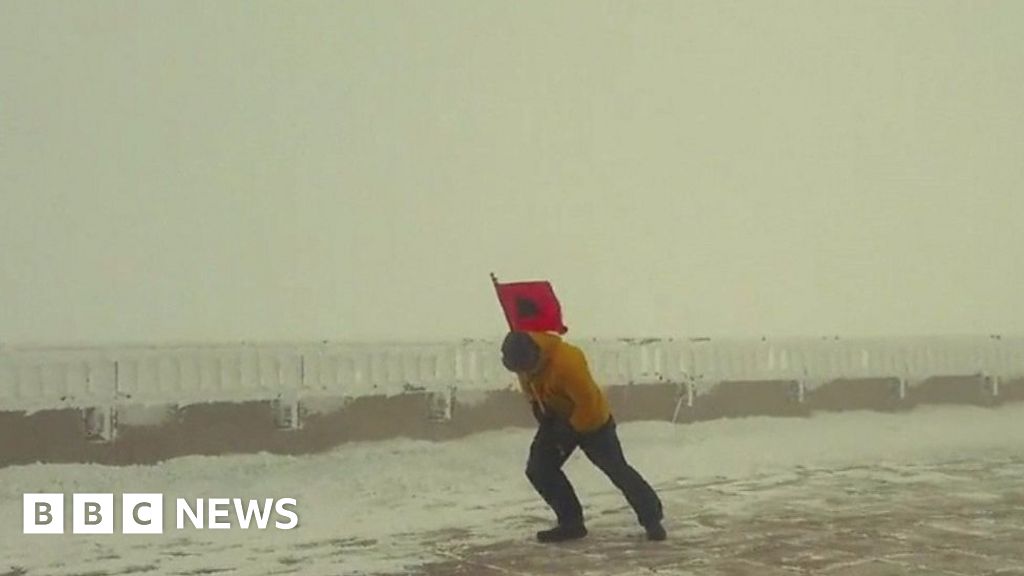 Wind sweeps US scientist off his feet - BBC News