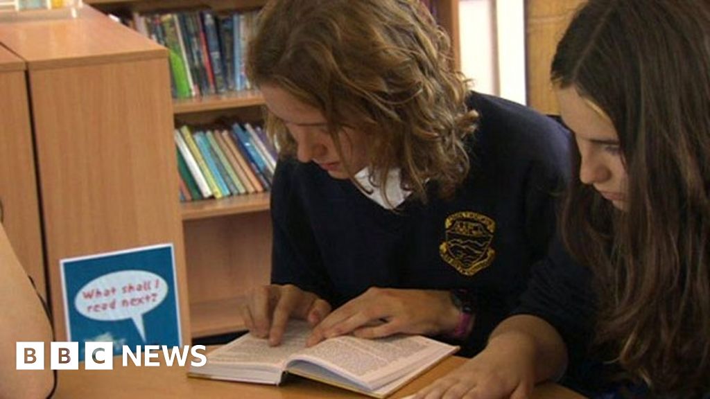 'Overcrowded' GCSE curriculum worry over new maths qualification - BBC News