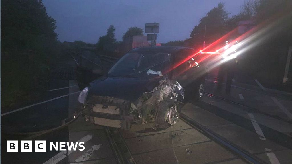 Driver rescued 'moments' before level crossing crash - BBC News